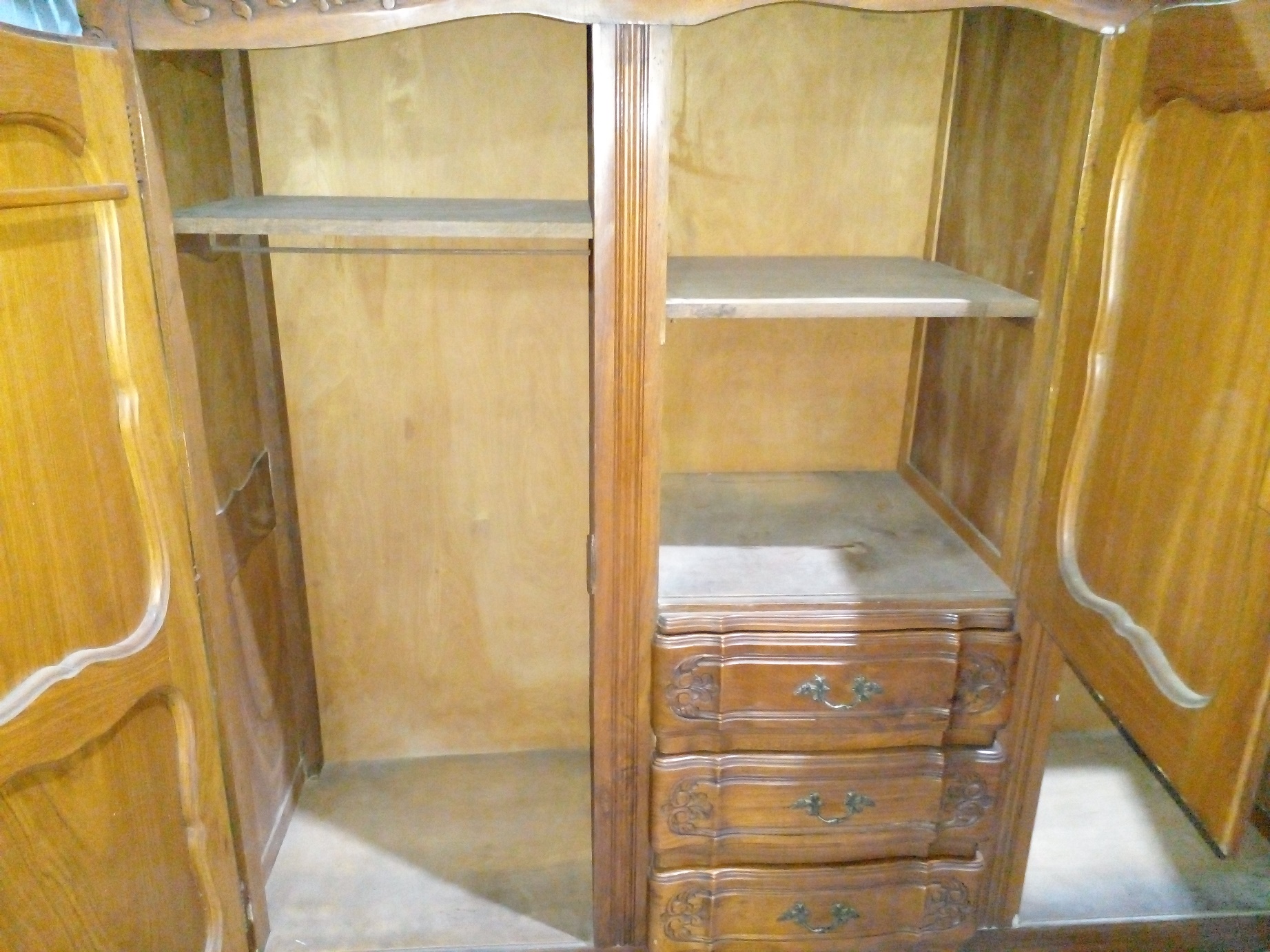 ROPERO ANTIGUO DE ROBLE ESTILO PROVENZAL. COD: 90102