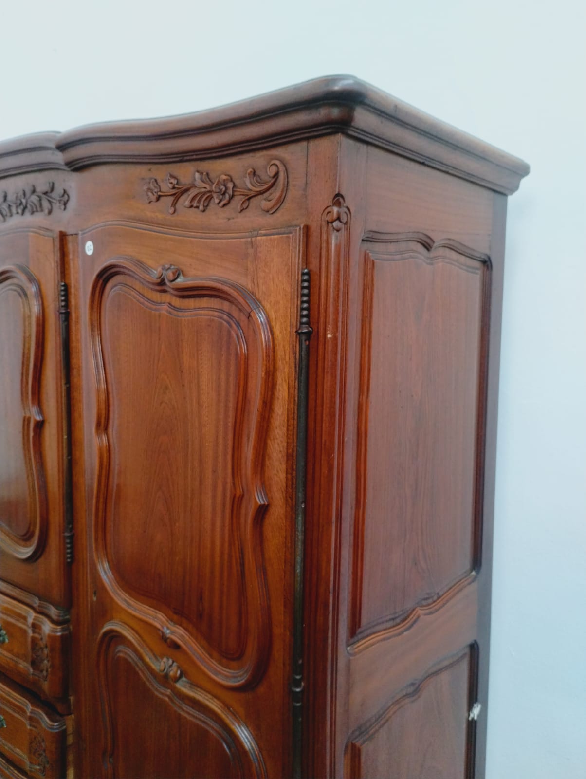 ROPERO ANTIGUO DE ROBLE ESTILO PROVENZAL. COD: 90102