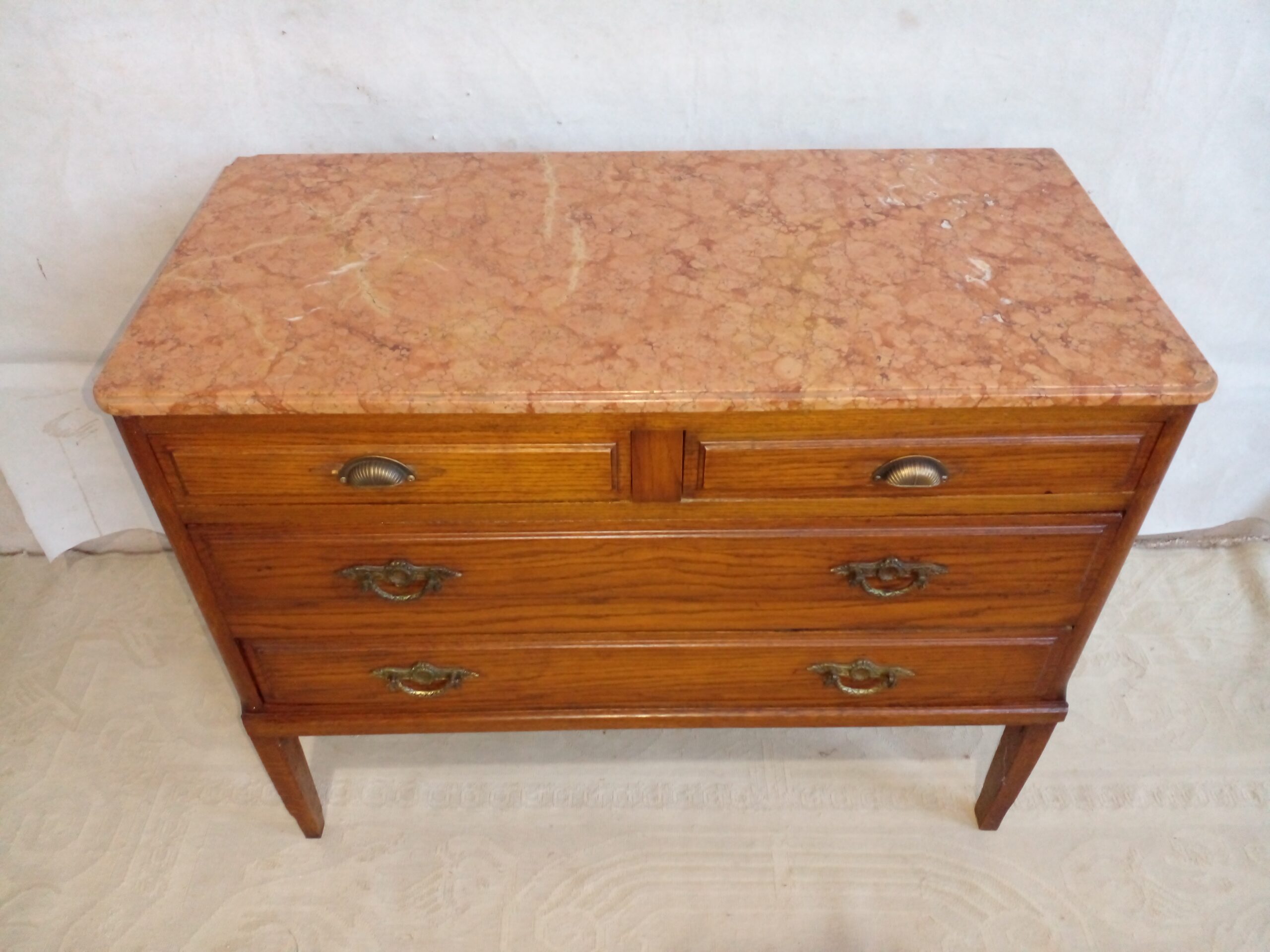 COMODA DE ROBLE ANTIGUA CON MARMOL ITALIANO ROSA VERONA. COD: 98502